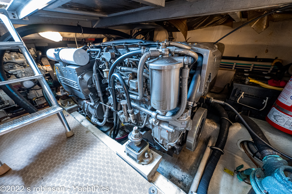 36_luhrs_a_party_hull_engine_room_3.jpg